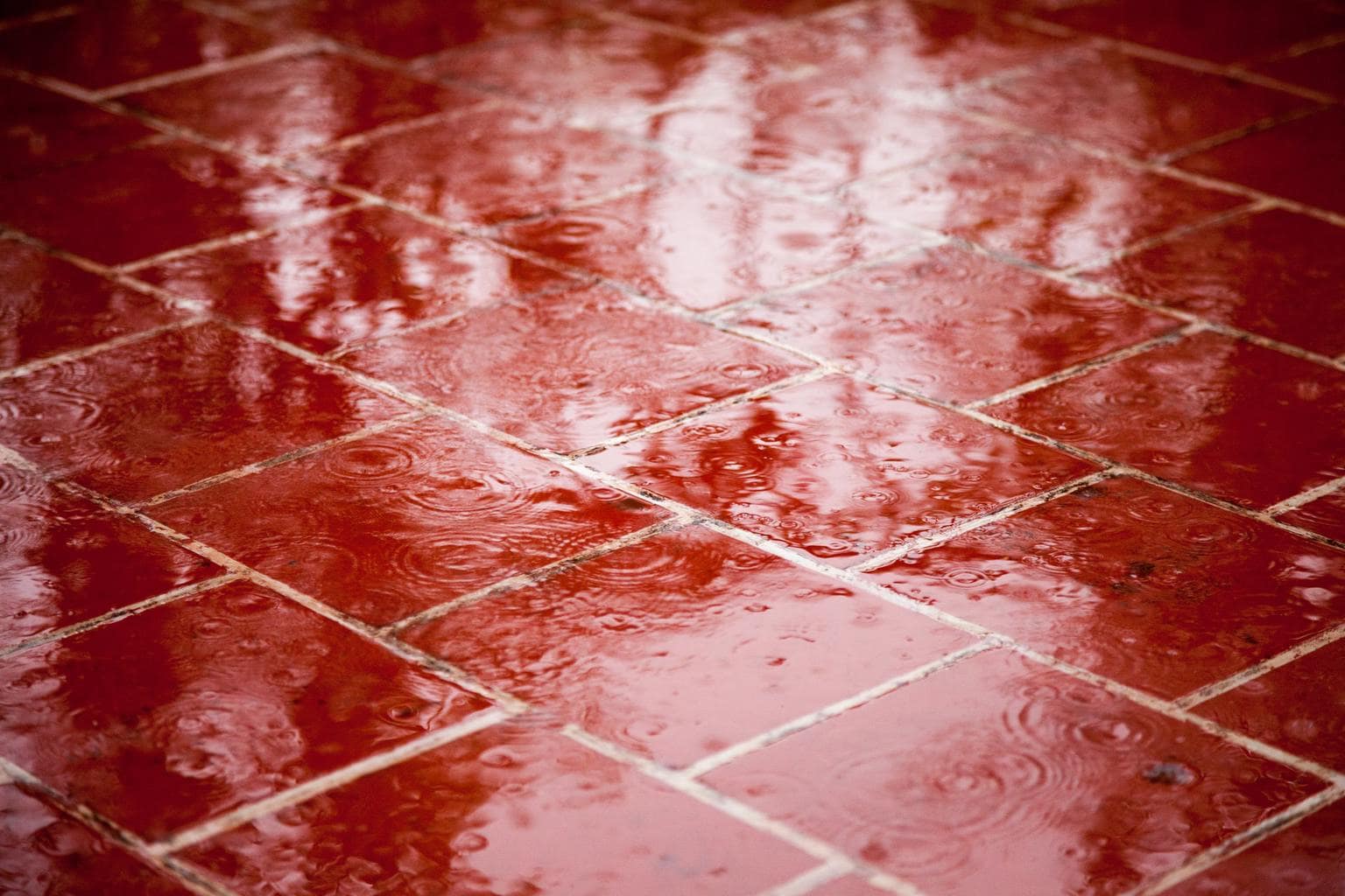 Cómo limpiar suelo de terraza rojo sin estropearlo